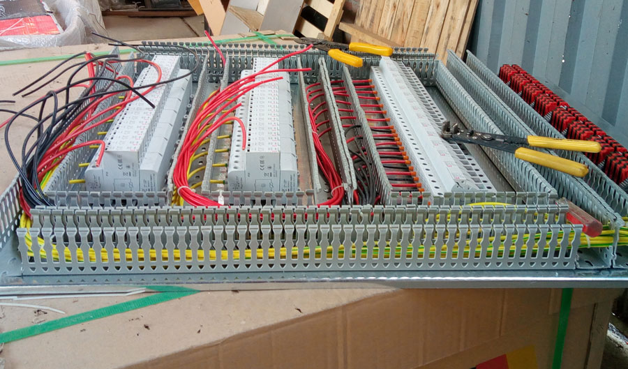 آشنایی با تابلو برق AC/DC نیروگاه خورشیدی - سولارنیرو